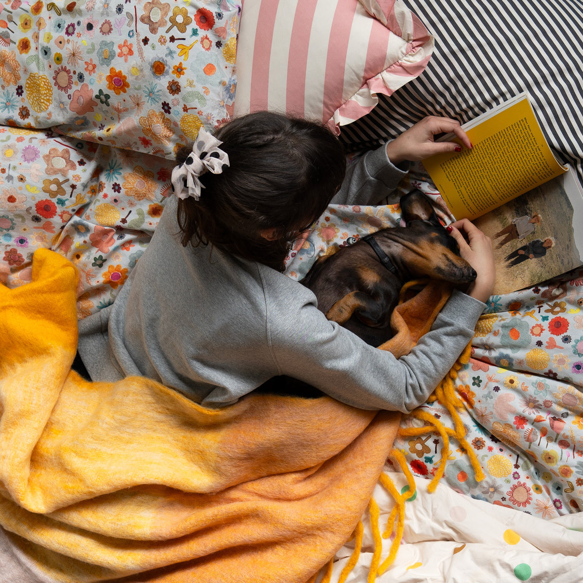 ZOE AND SYD CUDDLING – CASTLE