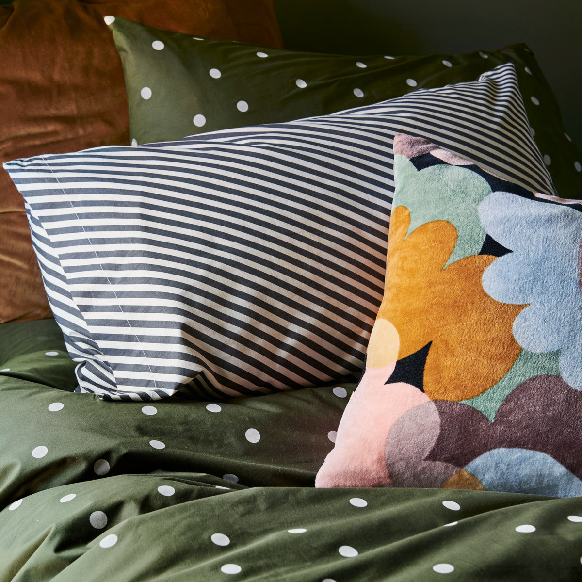 HARLEQUIN VELVET CUSHION – CASTLE